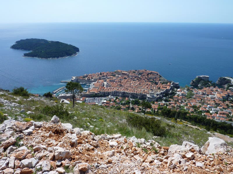Dubrovnik Con La Isla Lokrum Imagen de archivo - Imagen de croacia ...