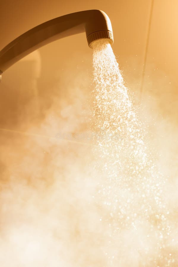 Ducha Caliente Con La Agua Corriente Foto de archivo - Imagen de ...