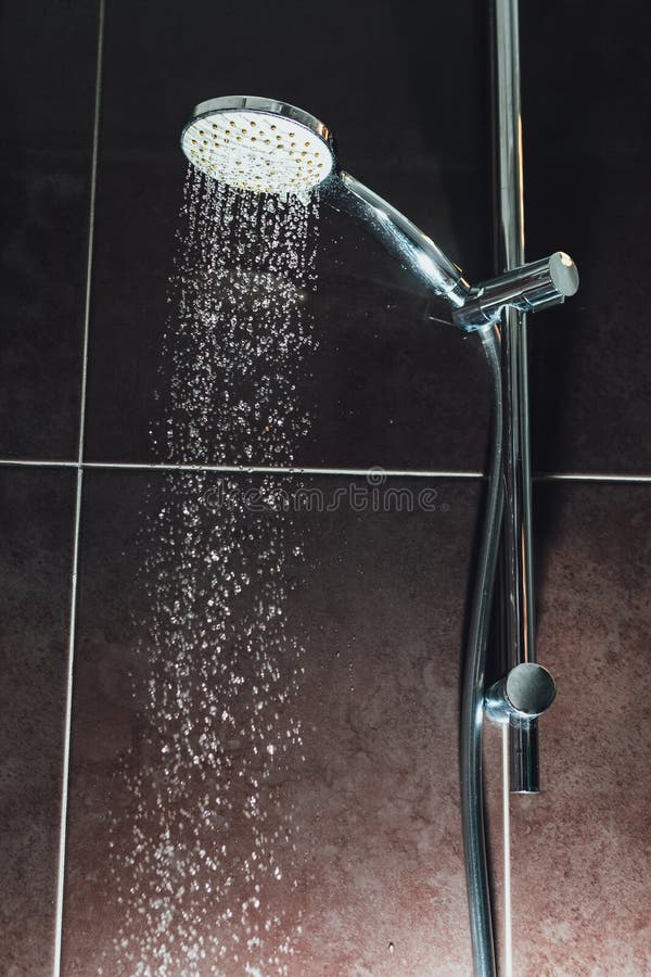 Ducha Con La Agua Corriente Foto de archivo - Imagen de doméstico ...