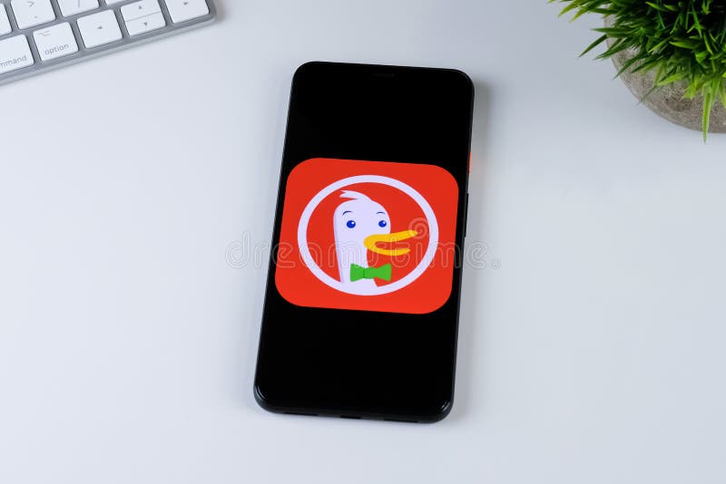 DuckDuckGo Privacy Browser App Logo on a Smartphone Screen. Editorial ...