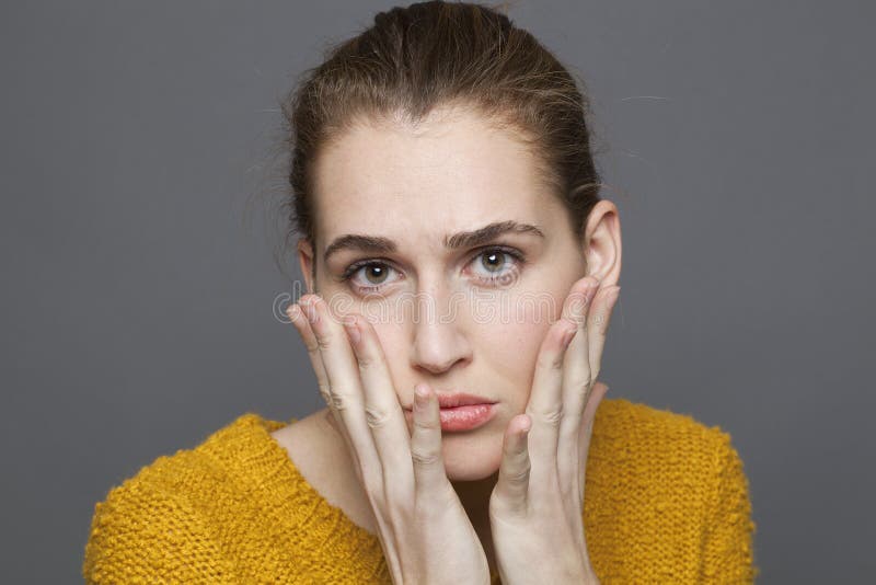 Concepto De La Duda Y De La Confusión Para La Muchacha Confusa 20s ...