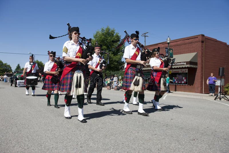 Dudelsackspieler Und Schlagzeuger in Der Parade. Redaktionelles Bild ...