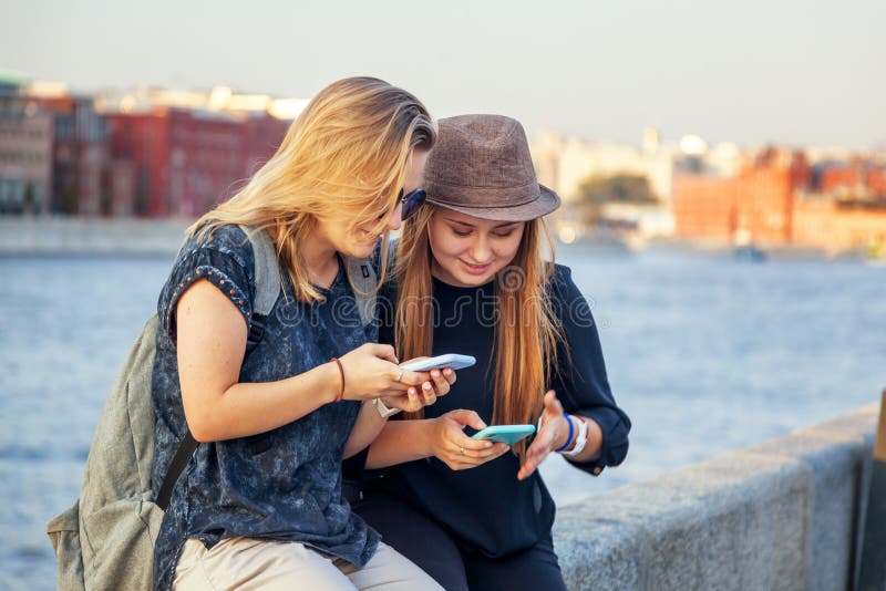 Due Adolescenti Femminili Delle Ragazze Alla Moda Giovani 18 Anni Sul ... Due Adolescenti Femminili Delle Ragazze Alla Moda Giovani 18 Anni Sul ...