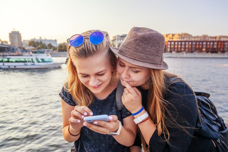 Due Adolescenti Femminili Delle Ragazze Alla Moda Giovani 18 Anni Sul ... Due Adolescenti Femminili Delle Ragazze Alla Moda Giovani 18 Anni Sul ...