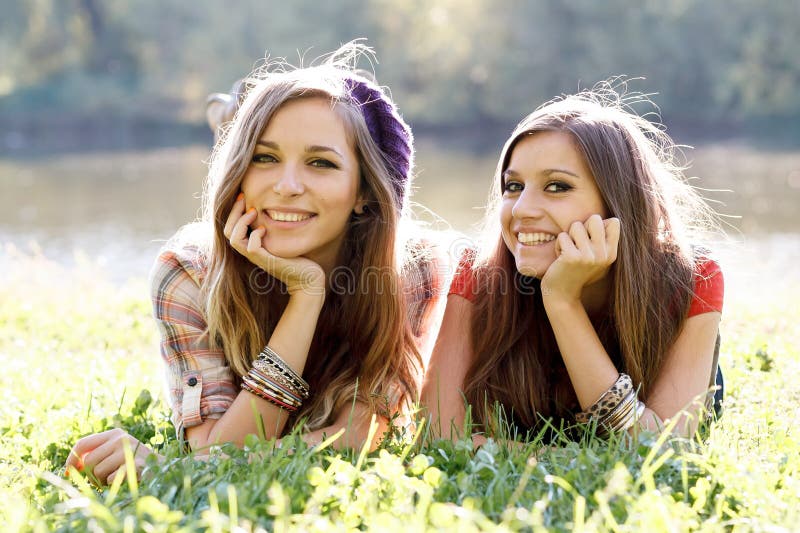 Due Amiche Sorridere All'aperto Ed Ondeggiare Alla Macchina Fotografica ...