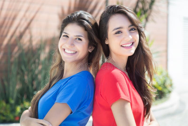 Due amiche immagine stock. Immagine di casuale, amici - 36328045