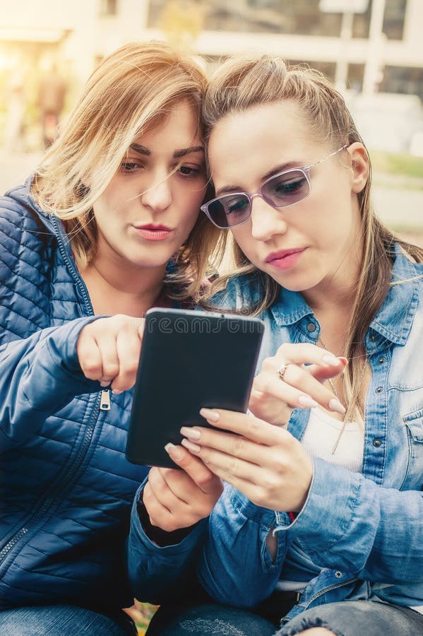 Due Amiche Divertendosi Con La Compressa Digitale Fotografia Stock ...
