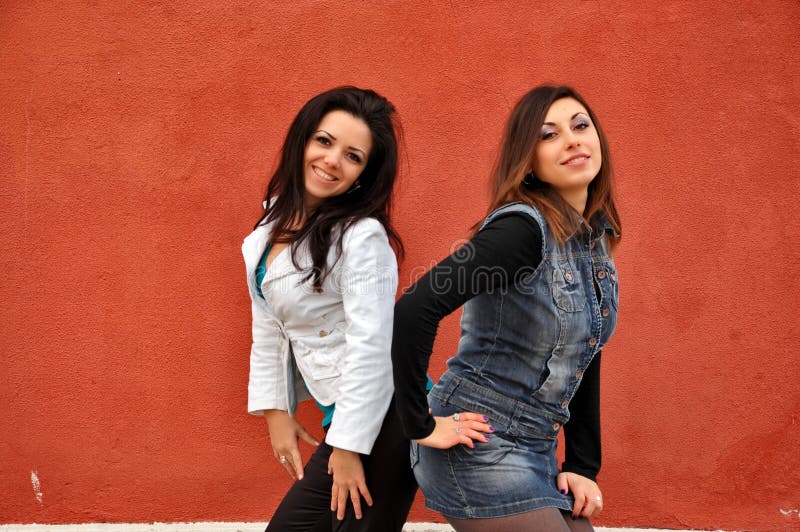 Due amiche felici fotografia stock. Immagine di amicizia - 23126548