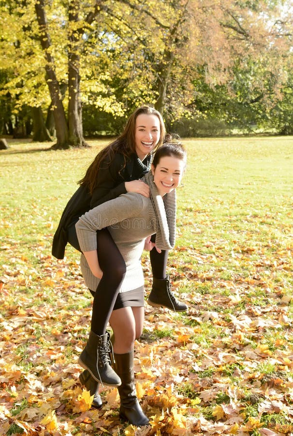 Due amiche felici fotografia stock. Immagine di svago - 35606096