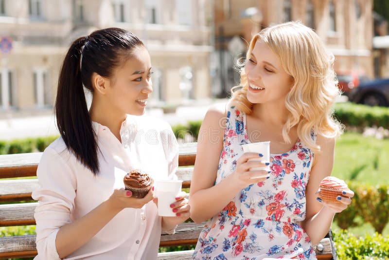 Due Amiche in Parco Con Caffè Ed I Bigné Immagine Stock - Immagine di ...