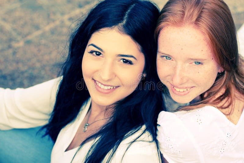 Un Ritratto Di Due Amiche Sorridenti Fotografia Stock - Immagine di ...