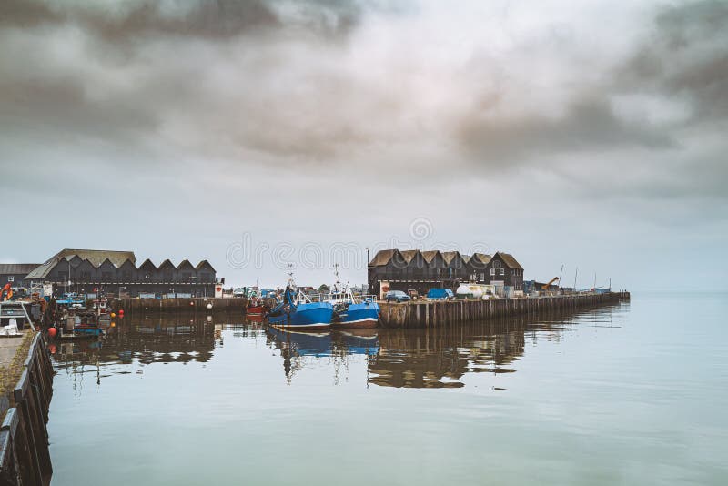 Due Barche Blu Nel Porto Di Whitstable, Ormeggiate Di Fronte a Edifici ...