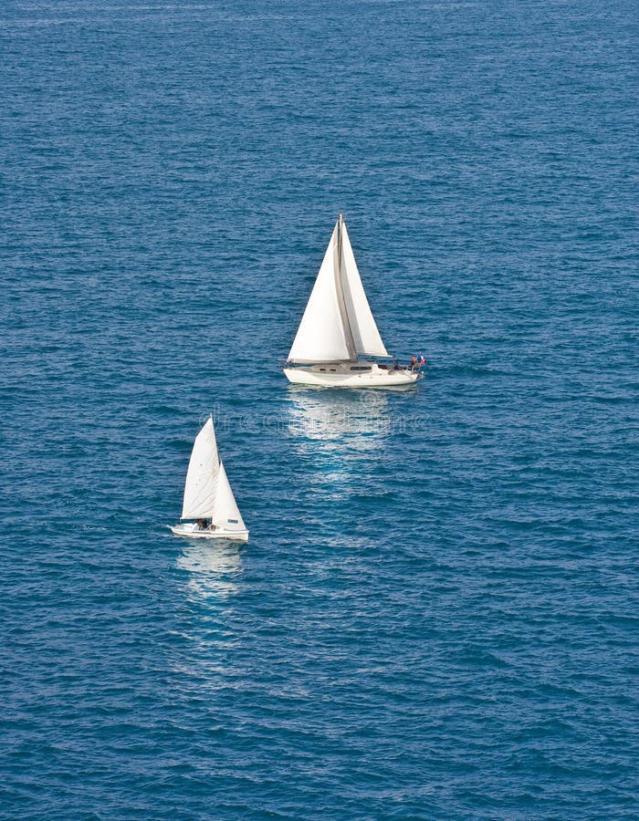 Due Barche a Vela Bianche Su Acqua Blu Scuro Fotografia Stock ...
