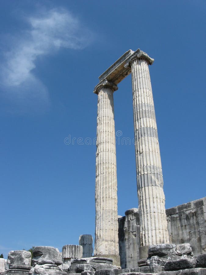 Due Colonne Ioniche Greche, Tempio a Didyma, Turchia Fotografia Stock ...
