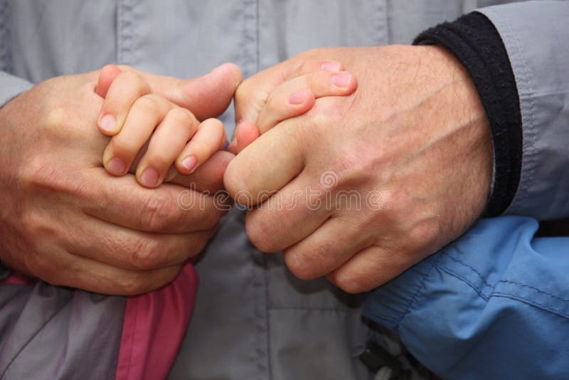 Due Mani Di Adulti E Due Mani Di Bambini Fotografia Stock - Immagine di ...