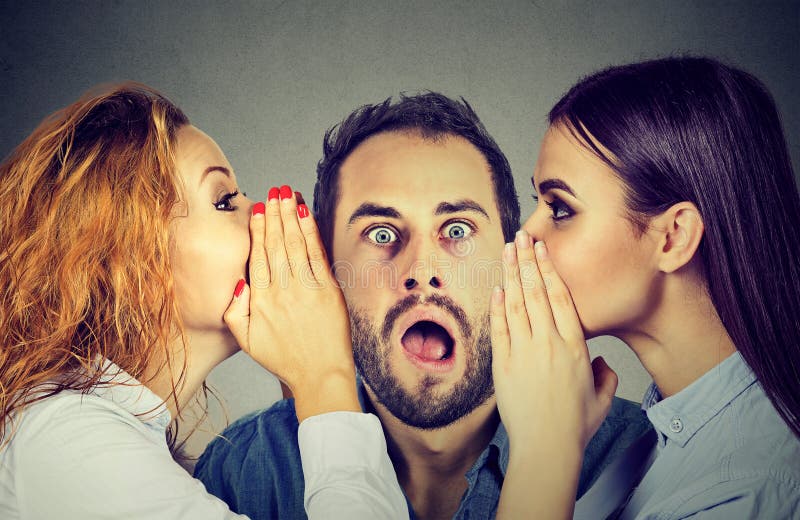 Due Donne Che Dicono Gossip Segreto Di Sussurro Nell'orecchio Ad Un ... Due Donne Che Dicono Gossip Segreto Di Sussurro Nell'orecchio Ad Un ...
