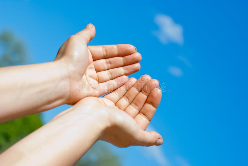 Due Mani Umane Su Un Cielo Libero Immagine Stock - Immagine di ...
