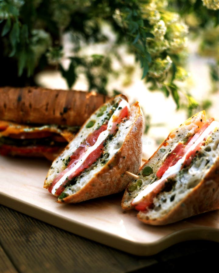 Due Panini Su Un Tavolo Da Picnic Immagine Stock - Immagine di albero ...