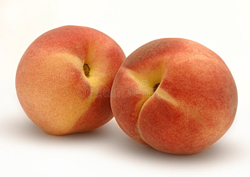 Due pesche immagine stock. Immagine di sfondo, bianco - 8845797