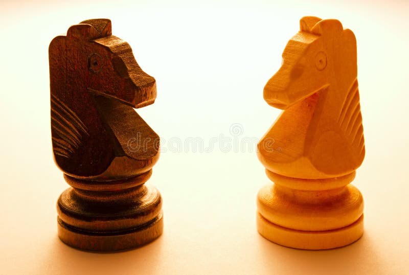 Due Pezzi Degli Scacchi Di Legno Del Cavallo Immagine Stock - Immagine ...