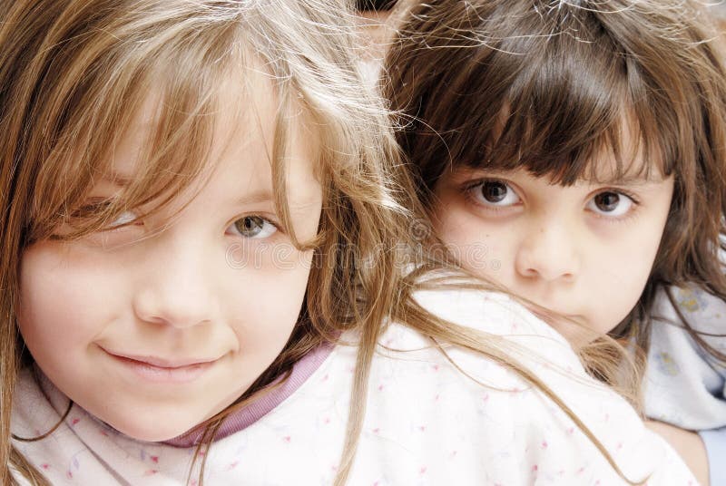 Due piccole ragazze immagine stock. Immagine di domanda - 1278901