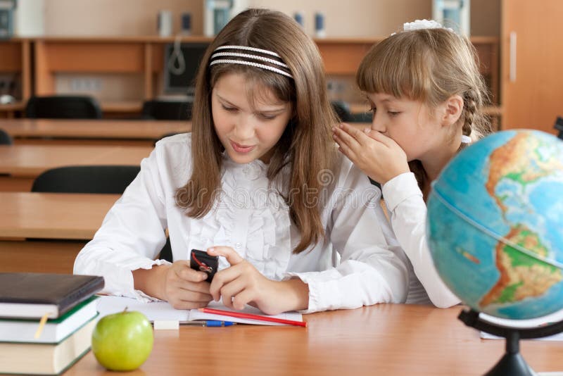 Due Ragazze Che Comunicano Nell'aula Immagine Stock - Immagine di ...