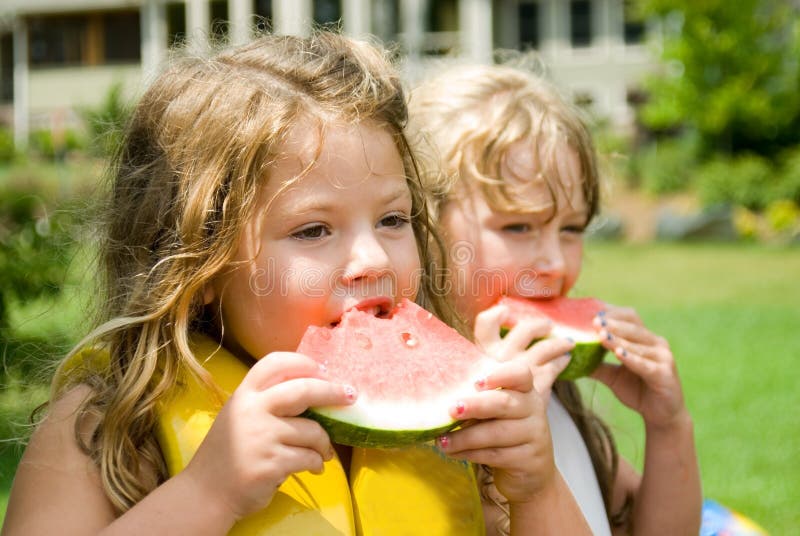 Due Ragazze Che Mangiano Anguria Fotografia Stock - Immagine di amici ...