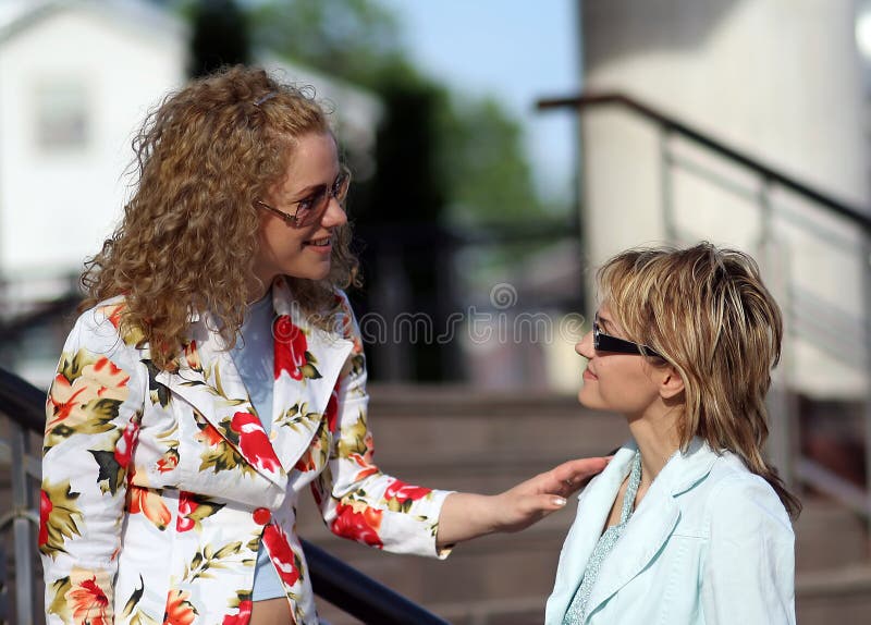 Due Ragazze Si Incontrano E Parlano Fotografia Stock - Immagine di ...