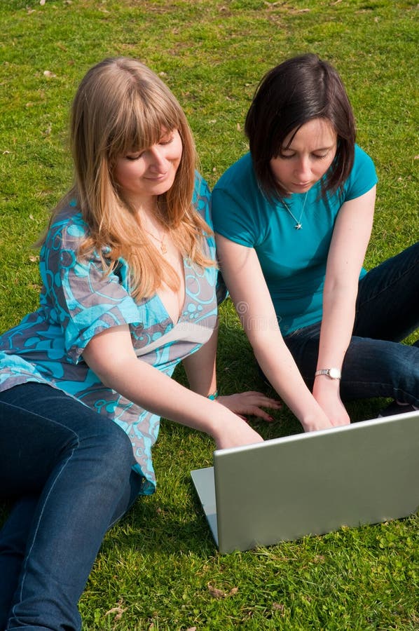 Due Ragazze Con Un Computer Portatile Fotografia Stock - Immagine di ...