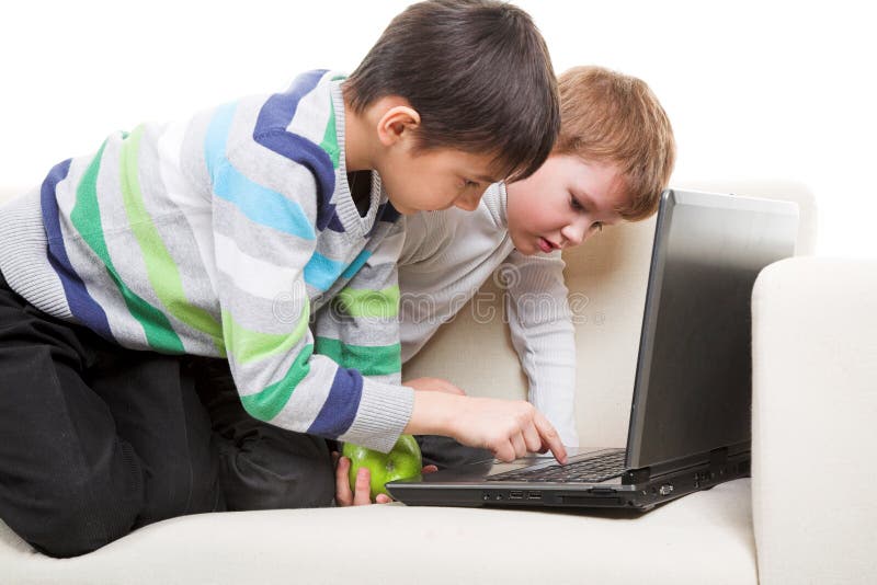 Due Ragazzi Con Il Computer Portatile Fotografia Stock - Immagine di ...