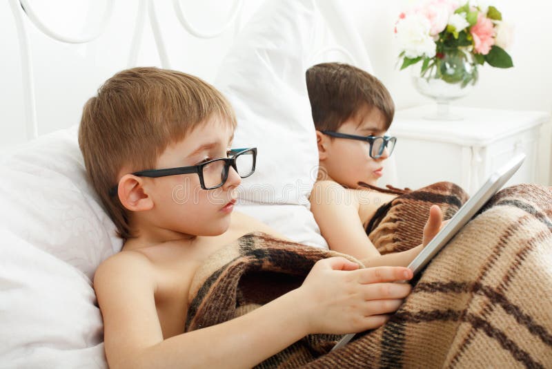 Due Ragazzi Giocano Al Computer Portatile Ed Alla Compressa Con Il Cane ...