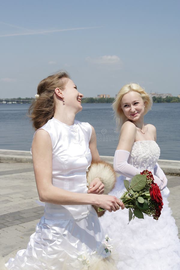 Due spose fotografia stock. Immagine di sposa, felicità - 5324314