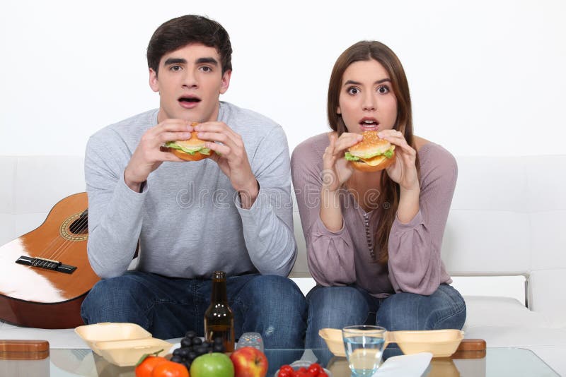 Due Studenti Che Mangiano Gli Hamburger Immagine Stock - Immagine di ...