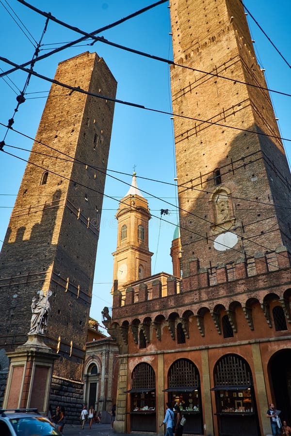 Le Due Vecchie Torri a Bologna, Italia Fotografia Editoriale - Immagine ...