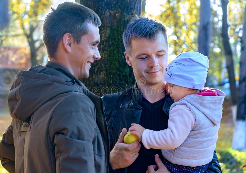 Due Genitori Arabi E Figlio Nello Studio Immagine Stock - Immagine di ...