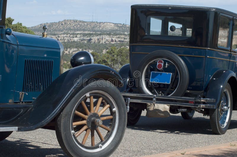 Due vecchie auto immagine stock. Immagine di annata, raggi - 934177