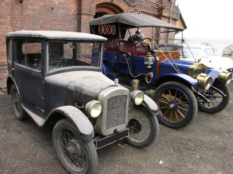 Due Vecchie Automobili Dell'annata Fotografia Stock - Immagine di ...