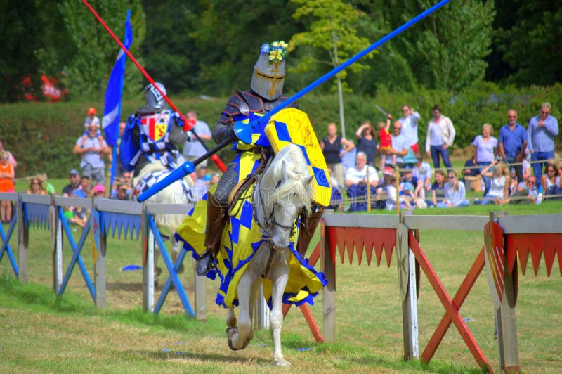 Chevaliers avant duel photo stock. Image du affichage - 5867900