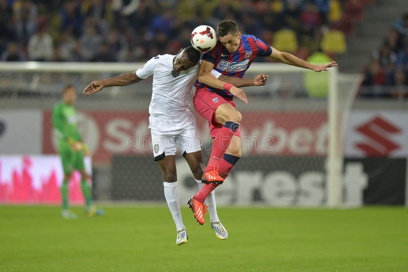 Duel Du Football Ou Du Football Image éditorial - Image du gosses ...