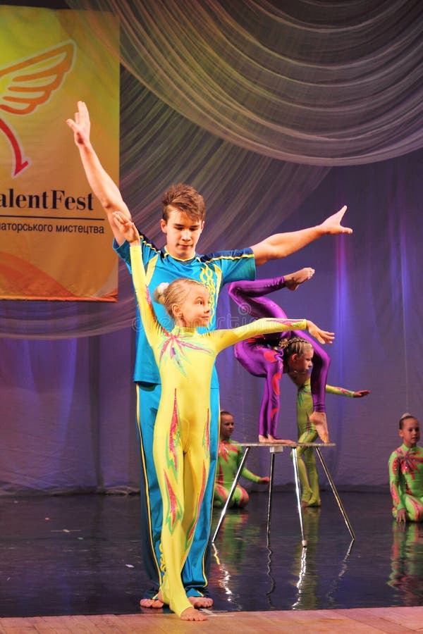 Ballo acrobatico fotografia stock editoriale. Immagine di acrobatico ...