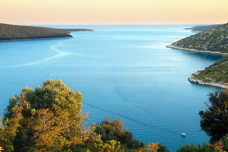 Duga Uvala, Istra, Kroatien Stockfoto - Bild von blau, boot: 80896132