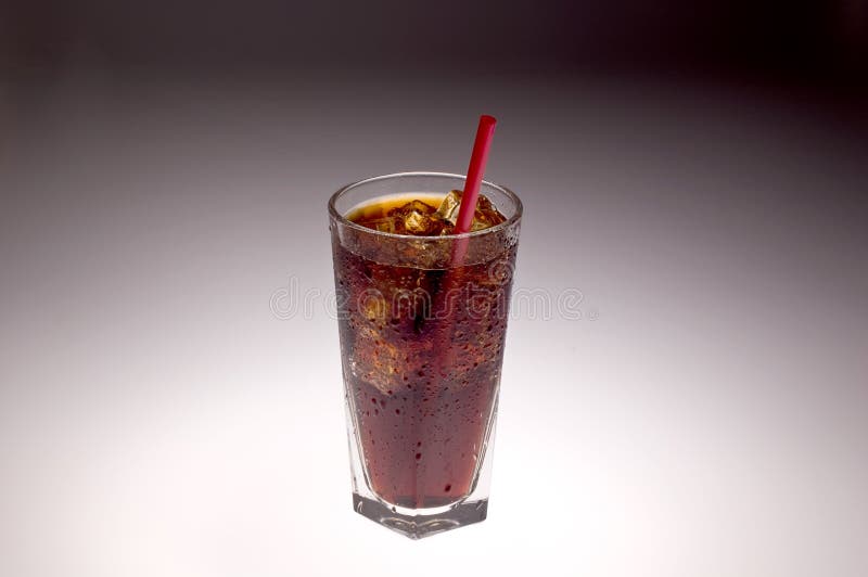 Duidelijk Glas Met Ijs En Soda Met Rood Stro Stock Foto - Image of ...