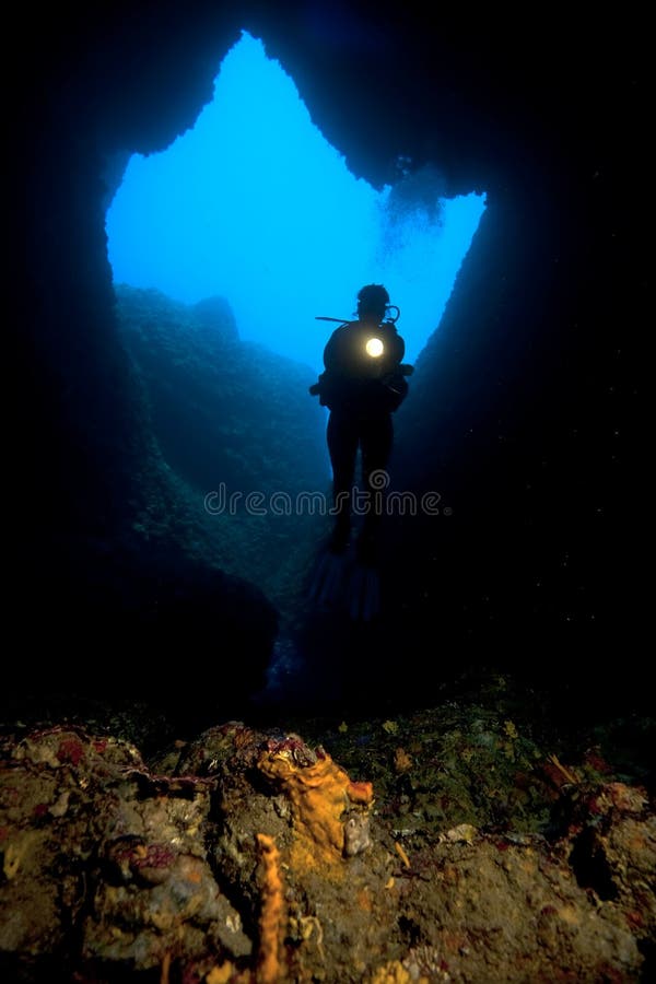 Duiker, Diveboat & Zonnestralen Stock Afbeelding - Image of stenen ...