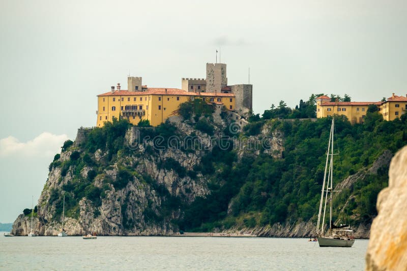 Duino-Schloss Nahe Triest, Italien Stockbild - Bild von grün, europa: 104161399