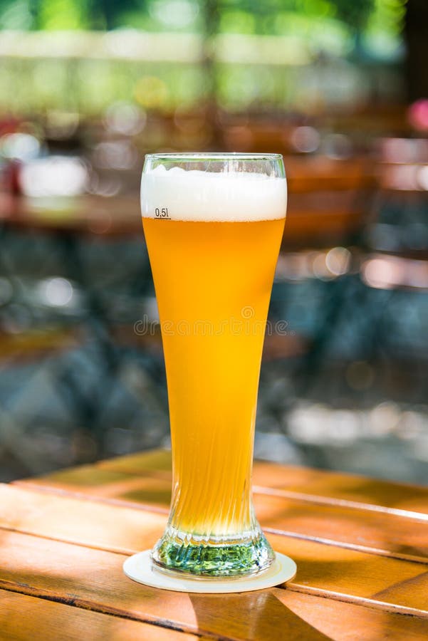 Duits bier stock afbeelding. Afbeelding bestaande uit lijst - 107697617