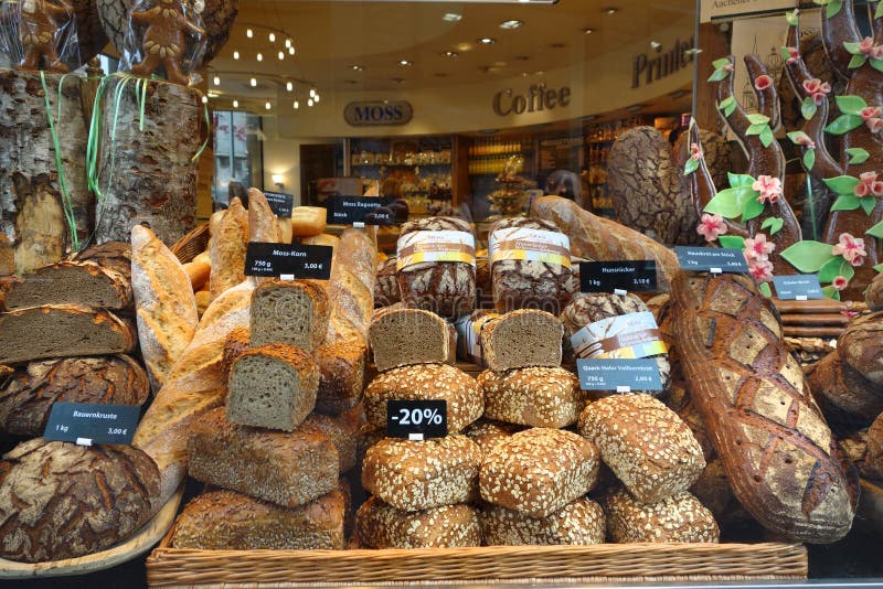 Heerlijke Duitse Broodplakken Met Zaden Stock Foto - Image of baksel ...