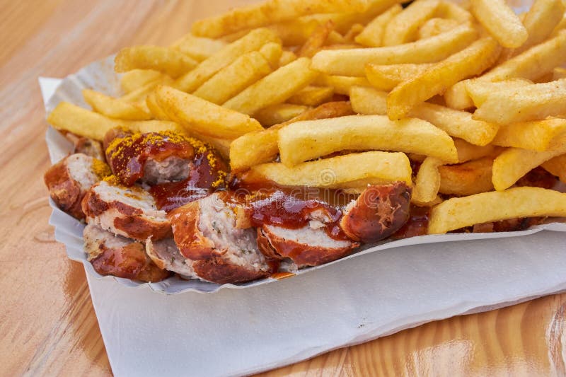 Duitse Currywurst Met Frieten Stock Foto - Image of smakelijk, saus ...