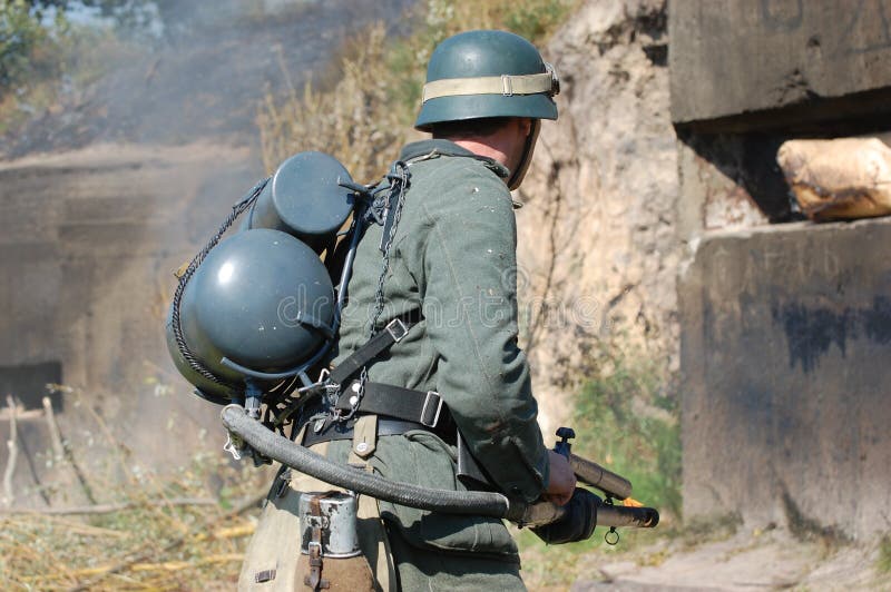 Duitse Militair Met Vlammenwerper Stock Foto - Image of gevaar ...