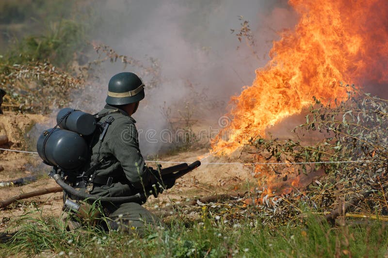Duitse Militair Met Vlammenwerper Stock Foto - Image of gevaar, hoofd ...