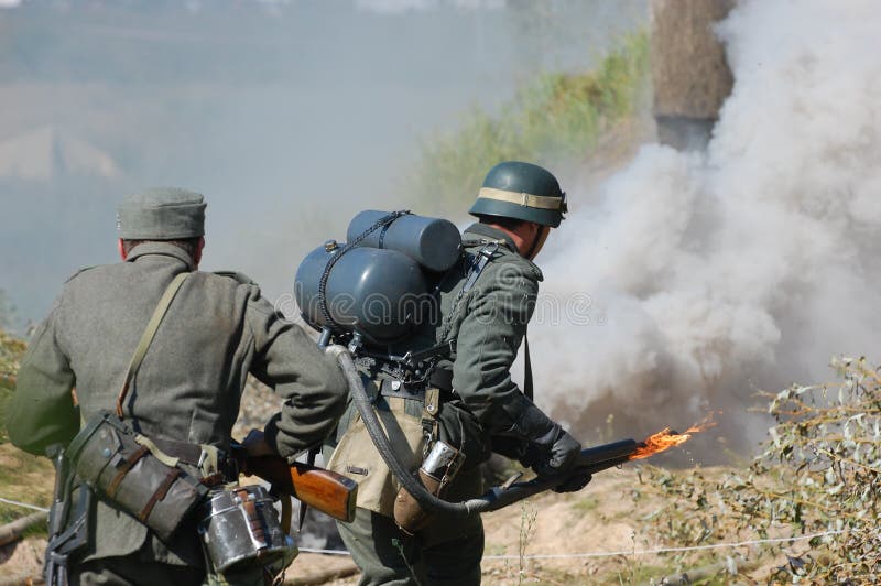 Duitse Soldaat Met Vlammenwerper Stock Foto - Image of vlammen ...